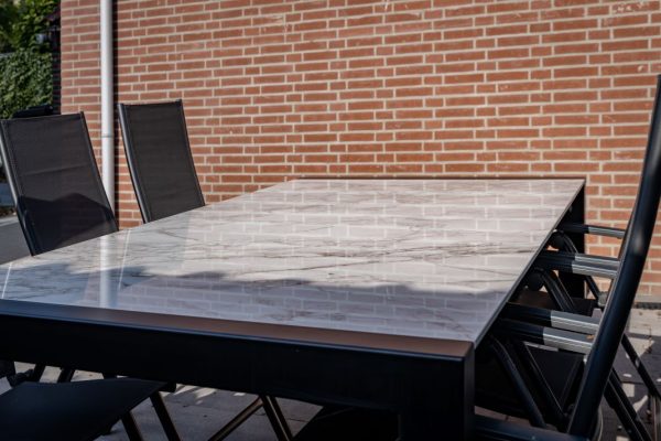 Stenen tuintafel schoonmaken - Wagemaker Marmer & Graniet